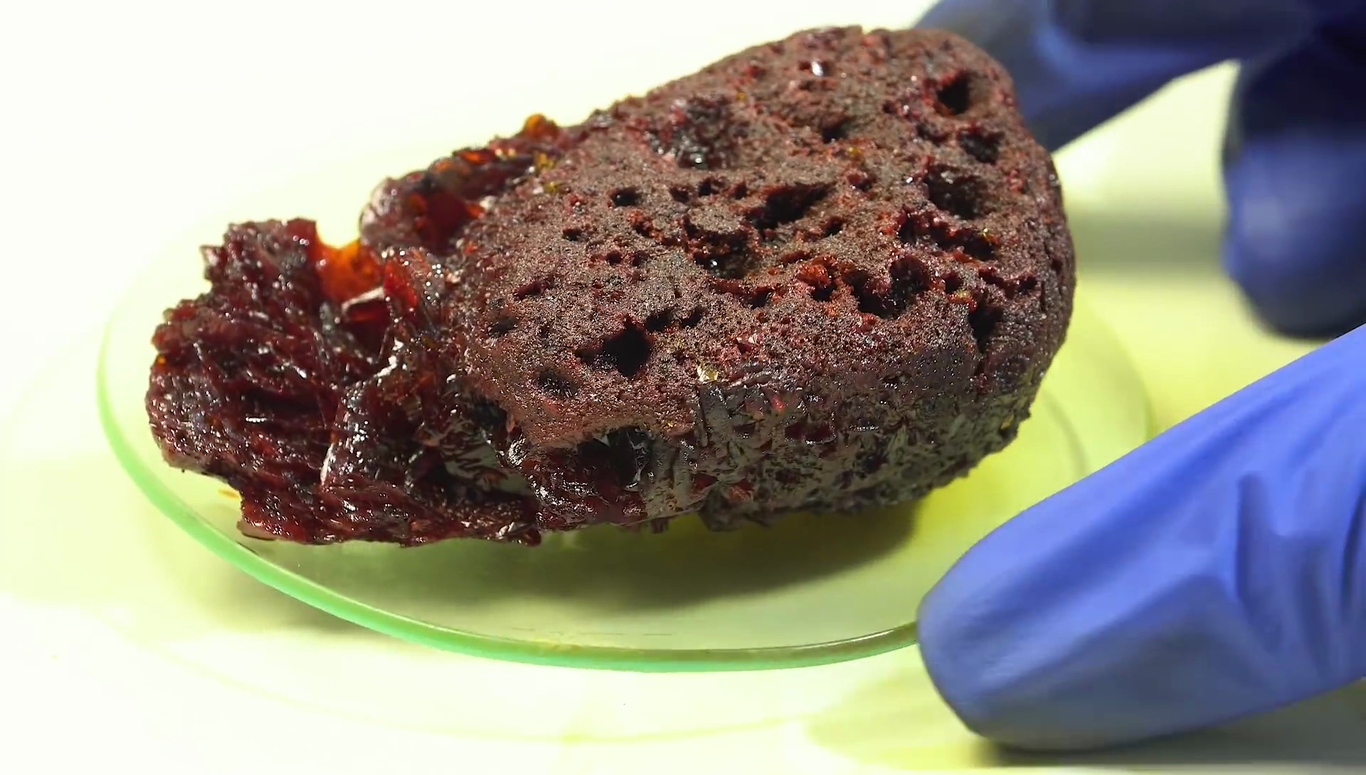 File:Iodine trichloride sample old and red by ChemicalForce.jpg ...